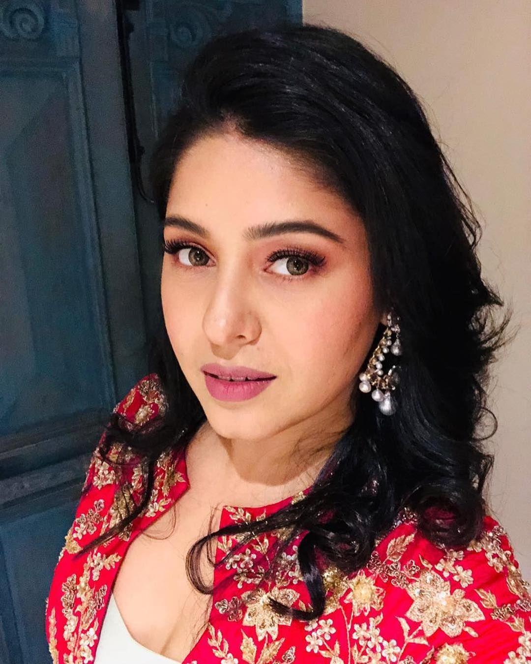 Sunidhi Chauhan Age, Husband, Net Worth, Height, Family, Biography